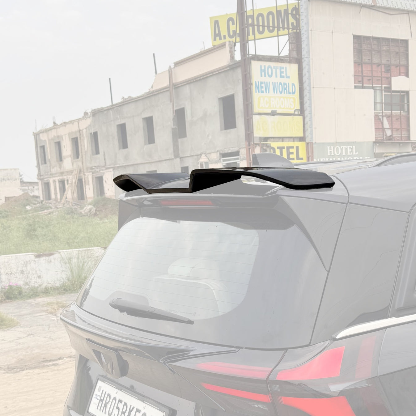 Upper Spoiler for Mahindra XUV700 – Saiga Parts